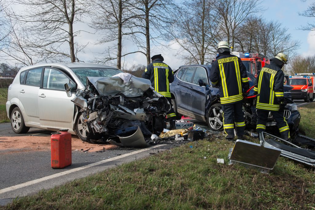 Neugierige Gaffer hindern Rettungskräfte nach Unfall: Mehrere ...